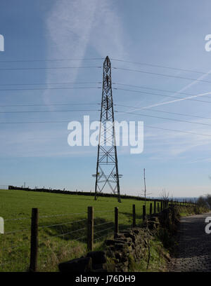 NATIONAL GRID ELECTRICITY PYLON AND OVERHEAD 400kv CABLES. ESSEX UK ...