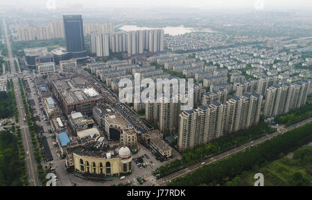 (170524) -- SHANGHAI, May 24, 2017 (Xinhua) -- A residential compound ...