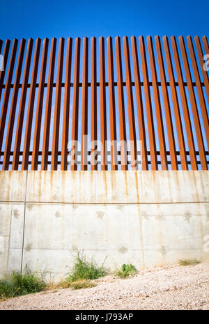 Border wall between the United States and Mexico near Hidalgo, Texas ...