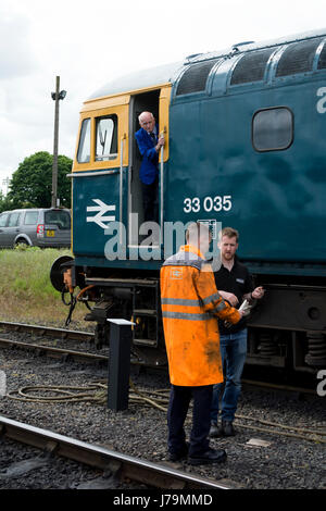 Class 33 diesel locomotive No. 33025 pauses at Woking while working a ...