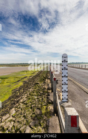 MERSEA CAUSEWAY AT LOW TIDE. THE STROOD IS THE ONLY ACCESS TO THE Stock ...