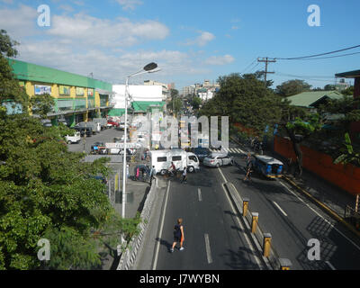 The pedestrian footbridge linking Tayuman and Juan Luna Bridge ...