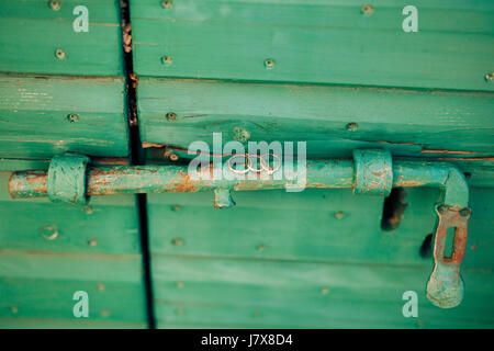 Wedding rings on the green the bolt metal lock Stock Photo - Alamy