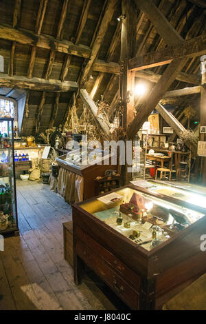 Old-fashioned herbalist apothecary pharmacy shop (Old Operating Theatre ...