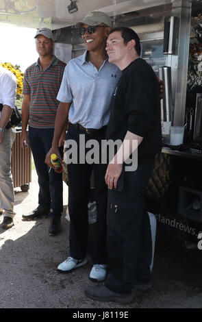 President Barack Obama stops for a snack at Roscoe's House of Chicken ...