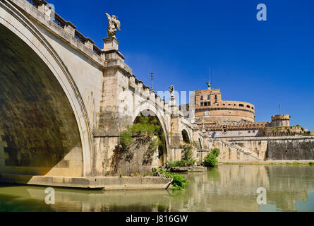Angel Statue along Pont Sant Angelo, Rome Italy Stock Photo - Alamy