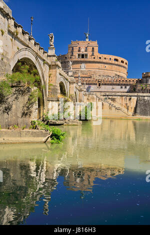 Angel Statue along Pont Sant Angelo, Rome Italy Stock Photo - Alamy