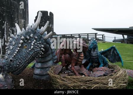 The dragons Dewi and Dwynwen at Caerphilly castle Stock Photo - Alamy