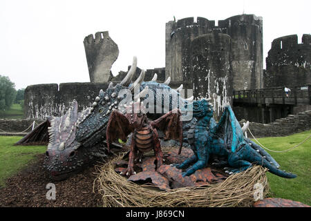 The dragons Dewi and Dwynwen at Caerphilly castle Stock Photo - Alamy