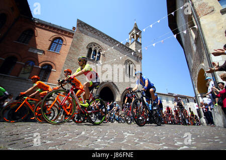The pack rides during Stage 6 of the Giro d’Italia, from Paestum to ...