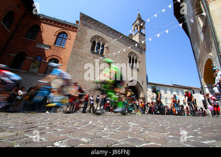 The pack rides during Stage 6 of the Giro d’Italia, from Paestum to ...