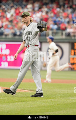 Cincinnati Reds starting pitcher Bronson Arroyo, left, and catcher Ryan ...
