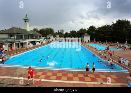 Peterborough Lido. Peterborough, UK. 27th May, 2017. UK Weather ...