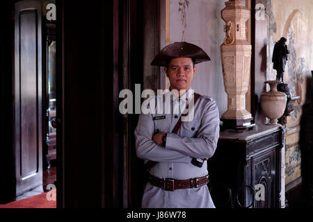 A Filipino guard dressed as a soldier from the Spanish colonial period ...