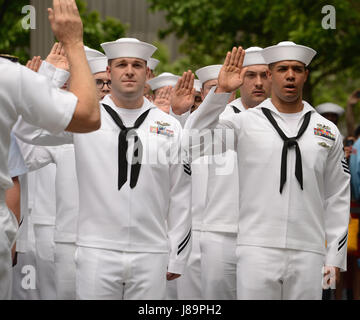 NEW YORK (May 26, 2017) Explosive Ordnance Disposal Technicians ...