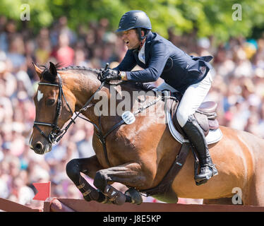 Hamburg, Germany. 28th May, 2017. Pato Muente of Slovenia jumps over a ...