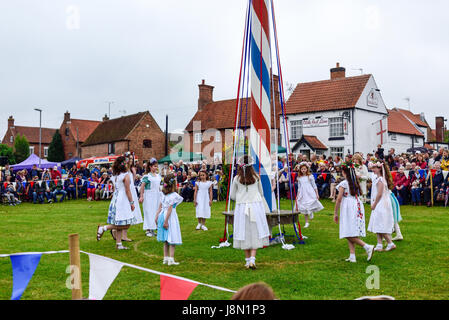 Wellow, Nottinghamshire, UK. 29th May, 2017. The crowning of the ...