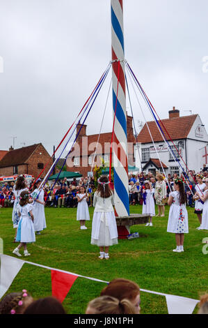 Wellow, Nottinghamshire, UK. 29th May, 2017. The crowning of the ...