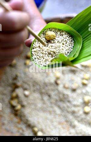 (170530) -- RONGJIANG, May 30, 2017 (Xinhua) -- A villager refines the ...