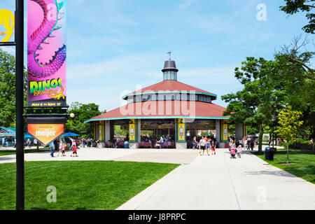 BROOKFIELD, ILLINOIS - MAY 27, 2017: Formal Pool at the Brookfield Zoo ...