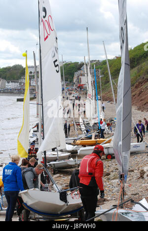 Small sailing dinghy boats with colourful sails at a coastal beach ...