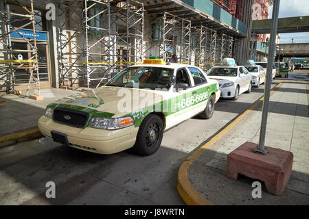 Philadelphia taxi cab rank outside 30th street station USA Stock Photo ...