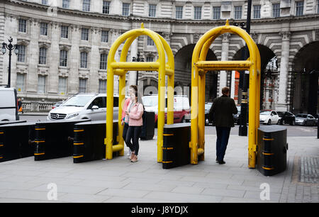 Anti-terrorism anti-vehicle security barriers or defence bollards ...