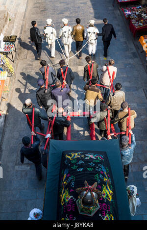 Traditional Chinese funeral procession Stock Photo - Alamy