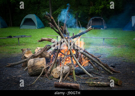Camp Ground Burning Fire Stock Photo - Alamy