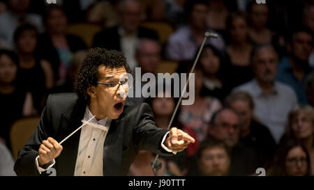American conductor Jonathon Heyward conducts concert of Prague Symphony ...