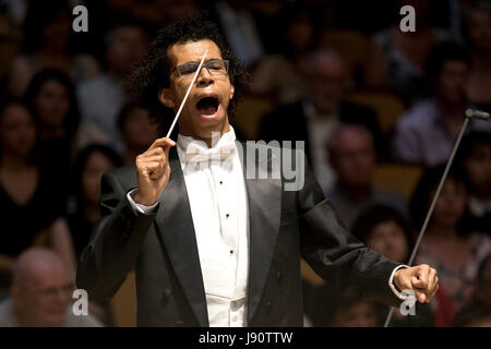 American conductor Jonathon Heyward conducts concert of Prague Symphony ...