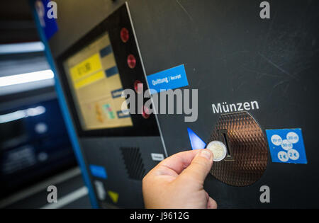 man pays parking in parking machine in the mall Stock Photo - Alamy