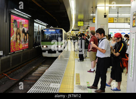 Japanese passengers on the JR Yamanote line in Tokyo, Japan Stock Photo ...