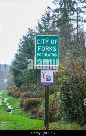 City of Forks sign - 3580 population - FORKS - WASHINGTON Stock Photo ...