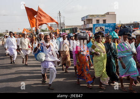 People march as part of yearly palanquin procession to Pandharpur from ...
