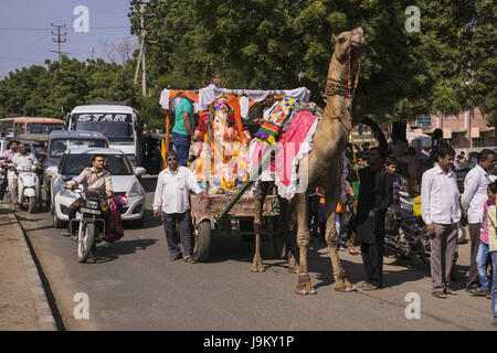Camel cart carrying ganesh statue, Kutch, Gujrat, India, Asia Stock ...