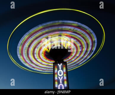 Yoyo ride at a county fair Stock Photo - Alamy