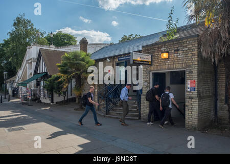 Kew Gardens station Stock Photo - Alamy
