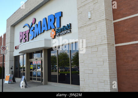 Front of a Petsmart store and grooming and Banfield Pet Hospital, at ...