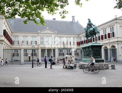 Front of the working palace Noordeinde of king Willem Alexander in Den ...