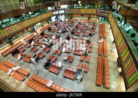 Kuwait City Kuwait Traders At The Stock Exchange Stock Photo - Alamy