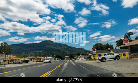 Oakhurst California businesses on the road to Yosemite National Park in ...