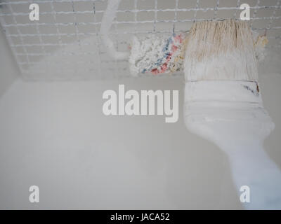 The tub with white dispersion paint of a painter., Der K¸bel mit weiﬂer ...