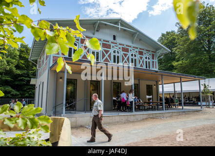 Rugen, Germany. 06th June, 2017. Visitors stand in the new permanent ...