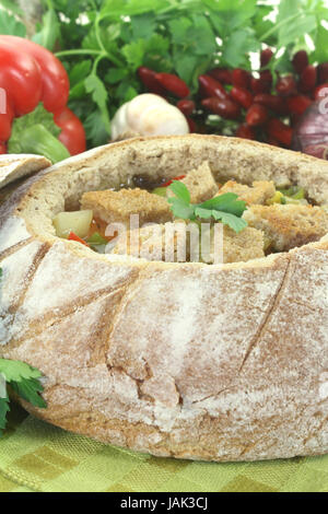 Brotsuppe mit Croutons auf hellem Hintergrund Stock Photo - Alamy