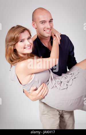 junges verliebtes lachendes paar umarmung portrait liebe valentinstag ...