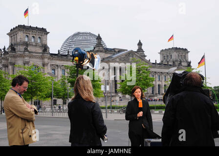 Germany,Berlin,Reichstag,television team,ZDF reporter,messages Stock ...