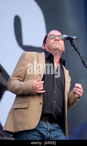 Simon Fowler, lead singer with the band Ocean Colour Scene performs on ...