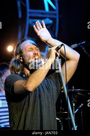 Gary Stringer lead singer of the band Reef, photographed in their ...