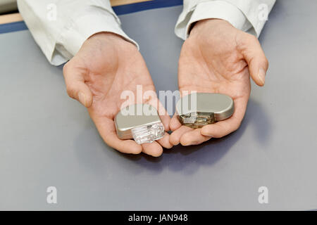 Heart pacemaker in the hand of a surgeon Stock Photo - Alamy